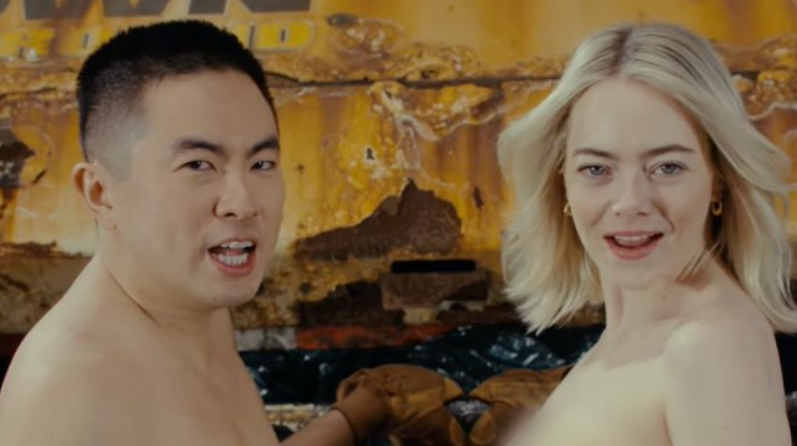 Emma Stone str!ps completely with legs spread in SNL sketch