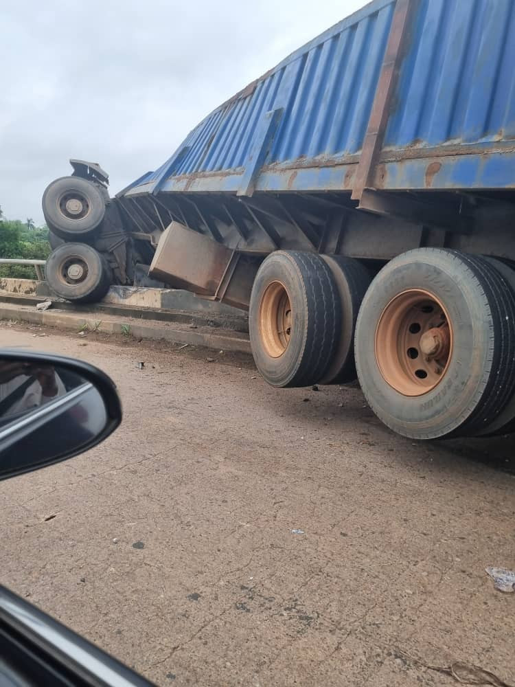 Trailer skids off bridge along Ibadan-Ife expressway