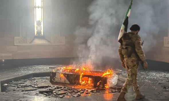 Syrian rebels burn tomb of Hafez, father of exiled Bashar al-Assad ...